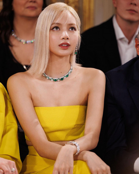 Lalisa Manobal yeni bej platin saçlarıyla karşınızda! Blackpink'in Lisa ...
