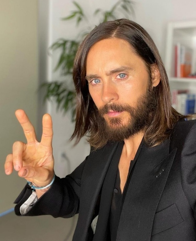 51 yaşındaki Jared Leto'nun son hali. Bu yaşta nasıl bu kadar genç ...