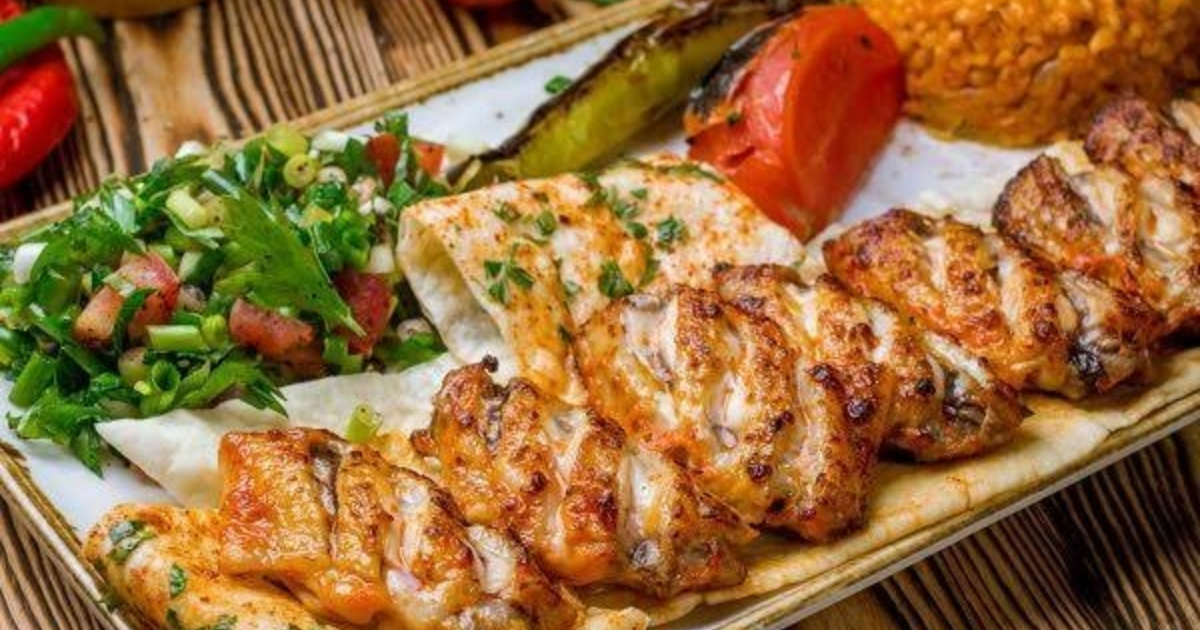 Bir oturuşta ekmeksiz kaç tane tavuk kanat yersin? - KizlarSoruyor