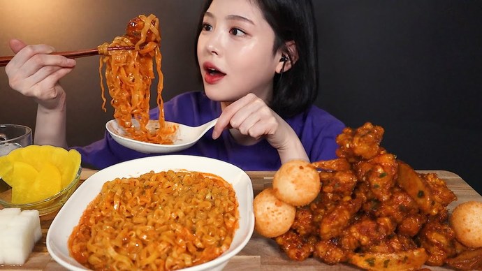 Asmr mukbang yemek videolarını izlemeyi sever misiniz? - KizlarSoruyor
