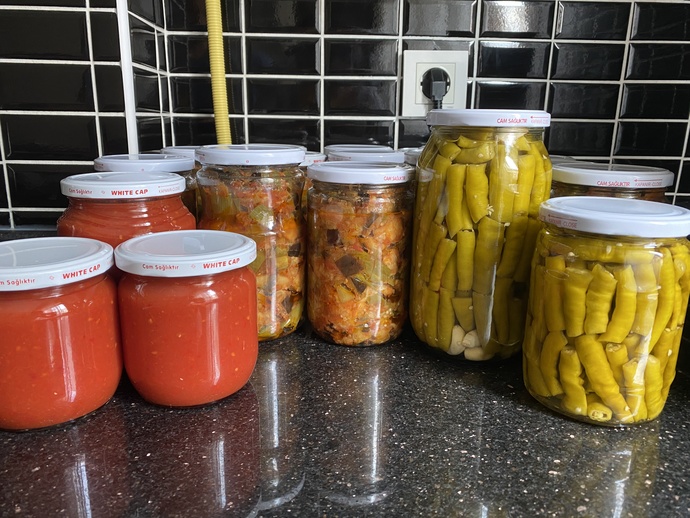 Kışlık konserve hazırlığımı yapıyorum. Kimler yaptı ya da yapacak ...