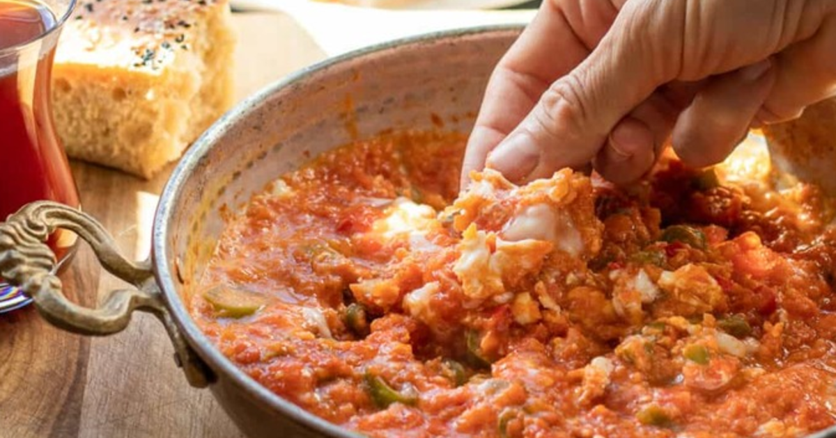 Menemeni ekmekle sıyırdığında ekmek mi büyük olur menemen mi ...