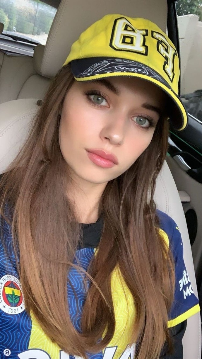 Afra Saraçoğlu güzel sizce mi? - KizlarSoruyor