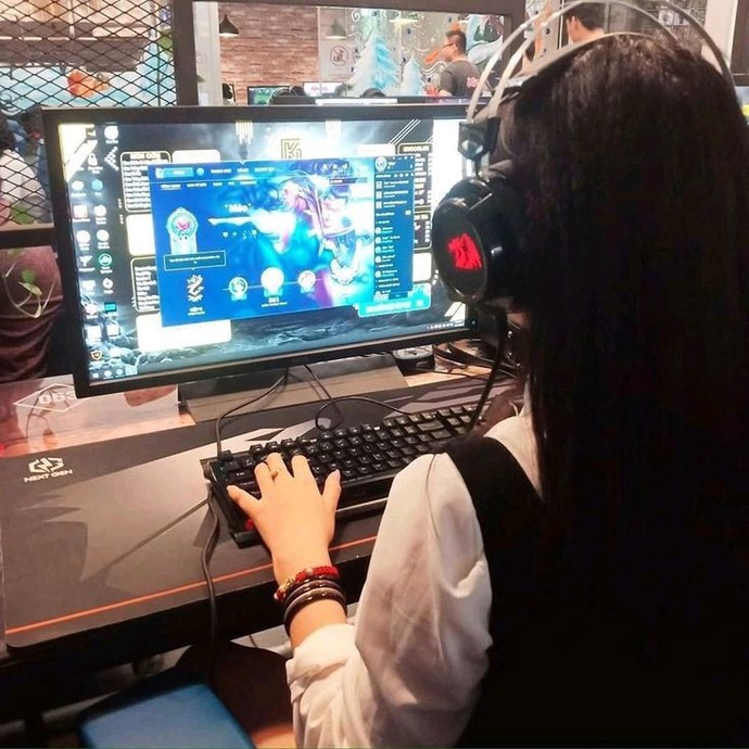 Sevgiliniz siz oyundayken sürekli mesaj atarak sizi darlasa, tepkiniz ...