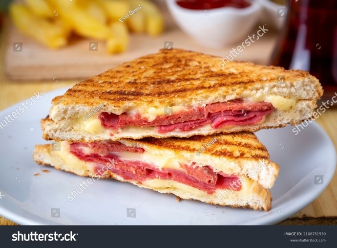 Kahvaltı saatim geldi. Kaşarlı tost sever misiniz? - KizlarSoruyor