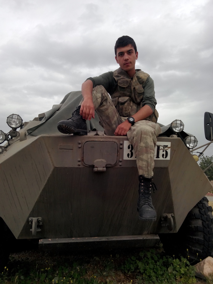 Polis ve askerler neden hic yakışıklı değil? - KizlarSoruyor