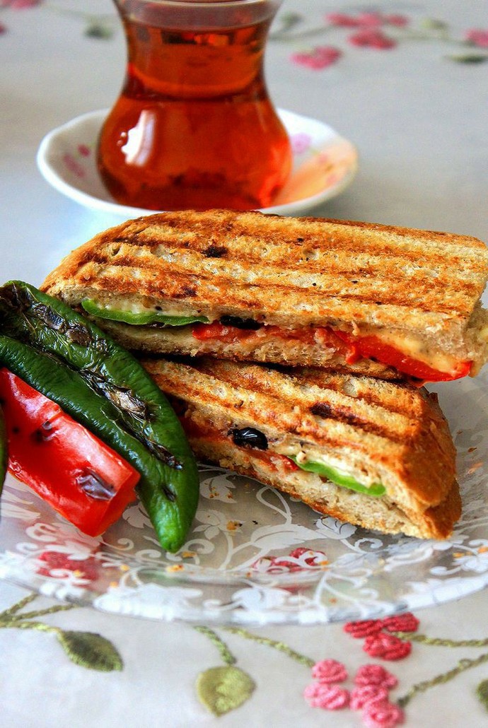 Tost, hangi ekmekte ve neyli olursa efsane olur ? - KizlarSoruyor