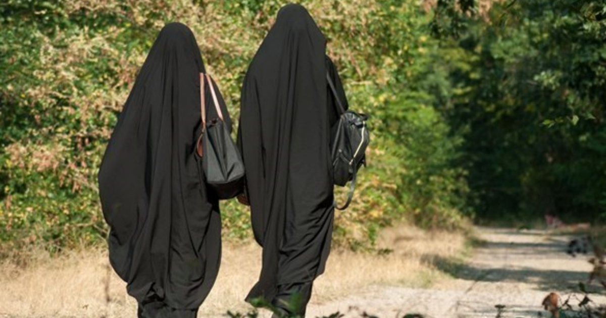 Sokakta çarşaf giyip gezen erkek avukata gözaltı. Sizce bir insan neden ...