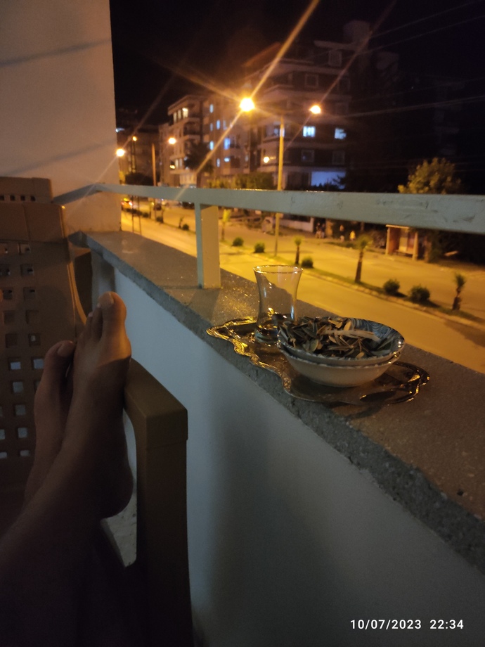 Gecenin bir vakti balkonda oturup hayatı sorgulama seansları başlamıştır , Kimler şu an bu modda ...