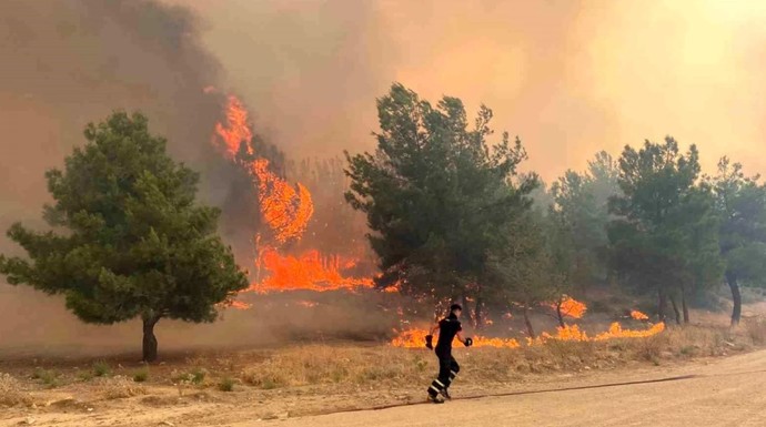 Çanakkale'de çıkan orman yangını ne yazık ki büyüyor. Müdahale için ...