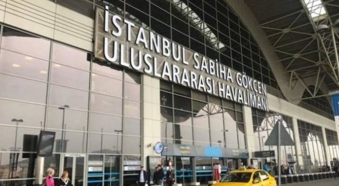 Havalimanı'nda bir kadın, kız arkadaşını öpen gence "Bir döndüm ki ...