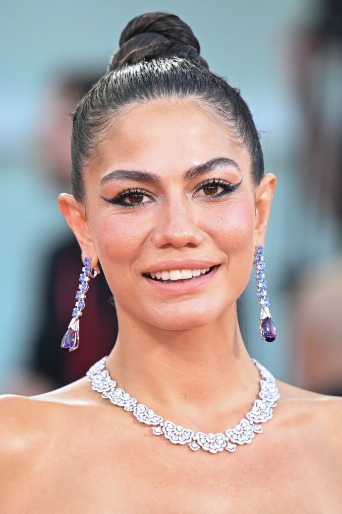 Demet özdemir'in bu fotoğrafında yanlış olan sizce makyajı mı ...