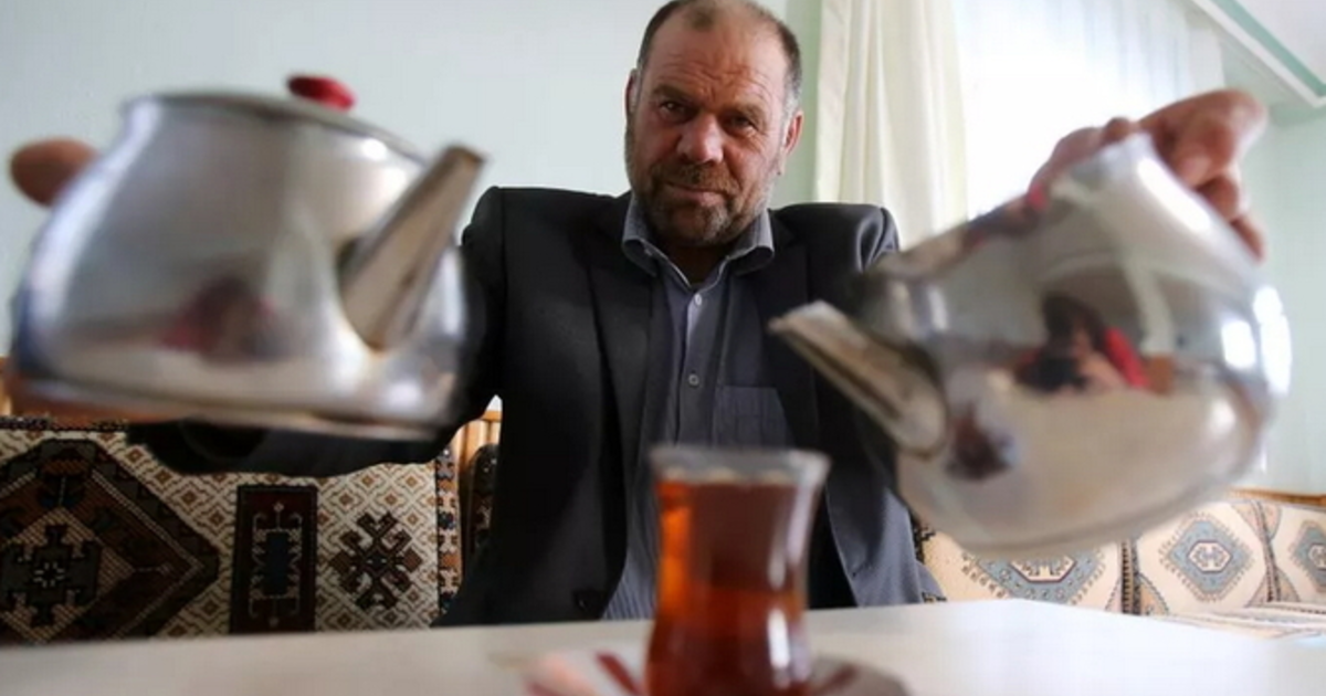 Dünyanın en çok çay içen adamı bir oturuşta 100 bardak çay içen Faruk ...