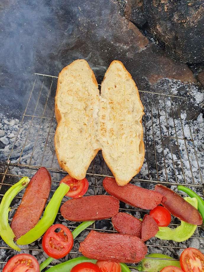 Bugün doğada sucuk ekmek yapayım dedim ! Sucuğu tavada mı yoksa ...