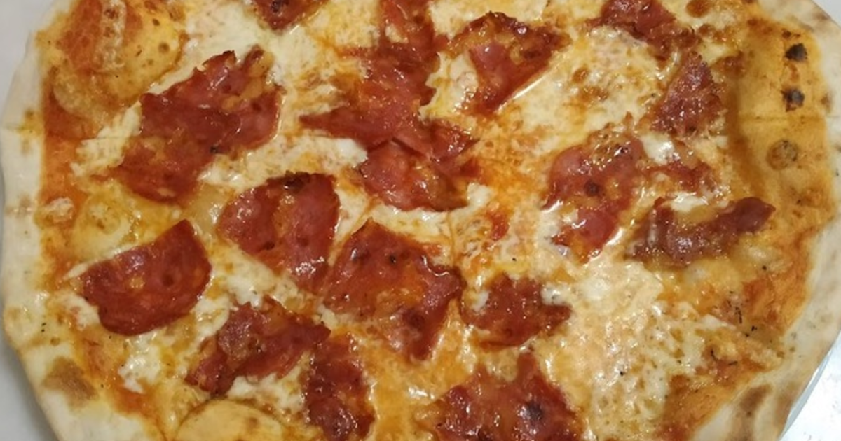 Danilo şefin pizza restoranından pizza sipariş verdik ablamla. Tanesi ...