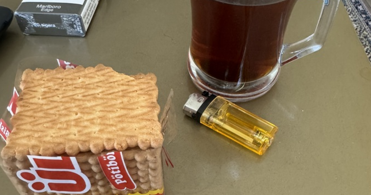 Napıyosunuz. Ben çaya pötibör bandırıp yicem şimdi? - KizlarSoruyor