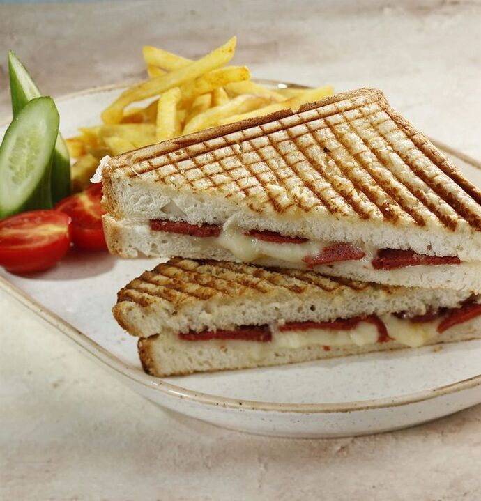 Tost kaşarlı mı, sucuklu mu olmalı? - KizlarSoruyor