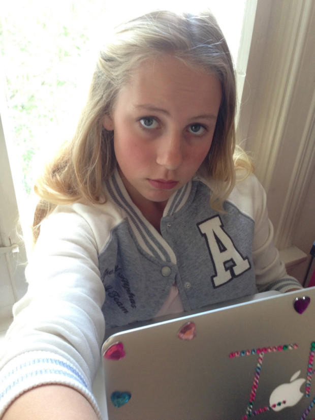 Kız kardeşim hakkında ne düşünüyorsunuz sizce güzel mi? - KizlarSoruyor