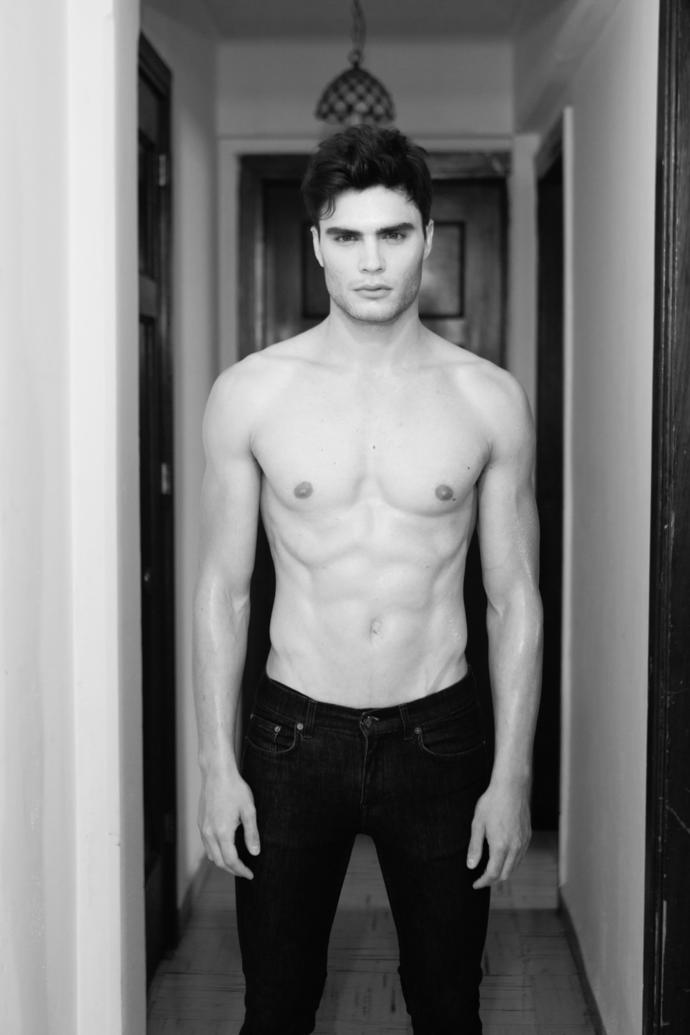 İtalyan model/manken Francesco Soave için tek kelimelik tanımlama ...